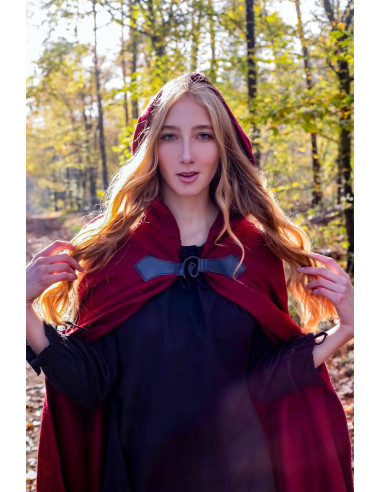 Capa medieval con bordados y broche Gesa, color rojo ⚔️ Tienda-Medieval
